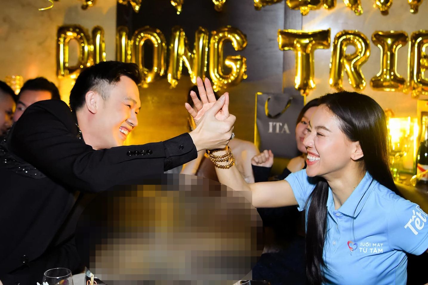 Dương Triệu Vũ có hành động bất ngờ với Đàm Vĩnh Hưng trong tiệc sinh nhật