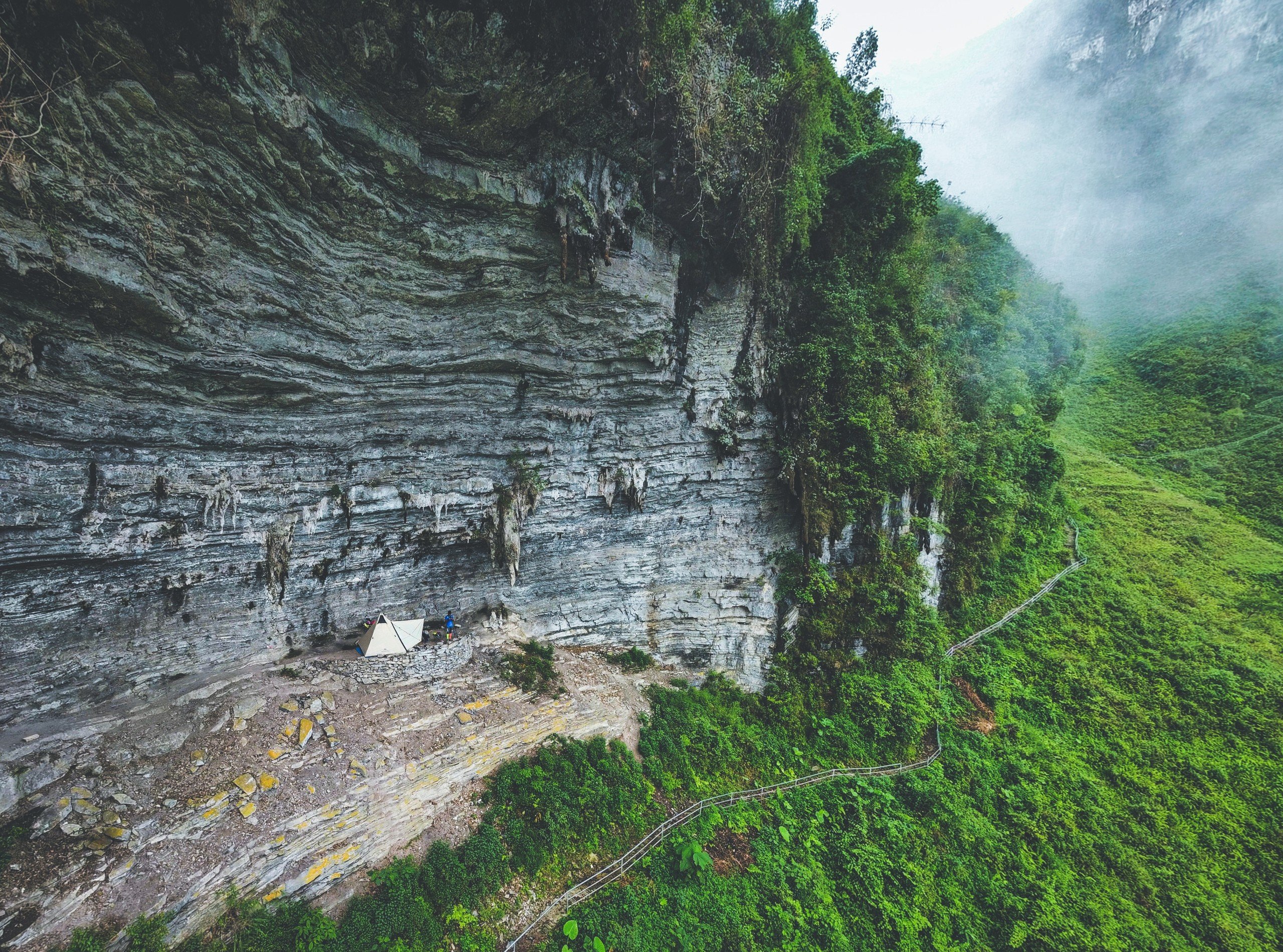 Cắm trại trên vách đá 'có một không hai' ngắm sông Nho Quế, đèo Mã Pí Lèng