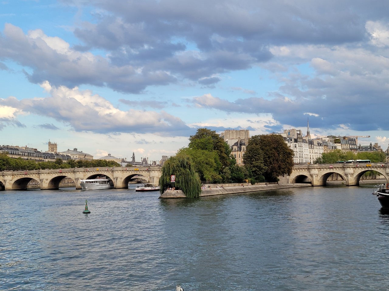 Những cây cầu kỳ quan của tình yêu và thù hận ở Paris