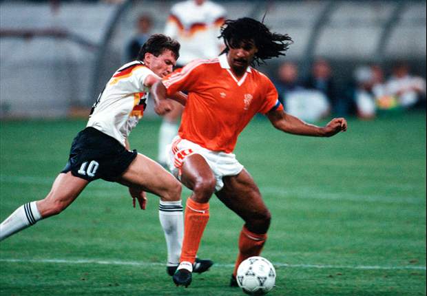 [KÝ ỨC WORLD CUP] Rijkaard phun nước bọt và thẻ đỏ oan của Voller