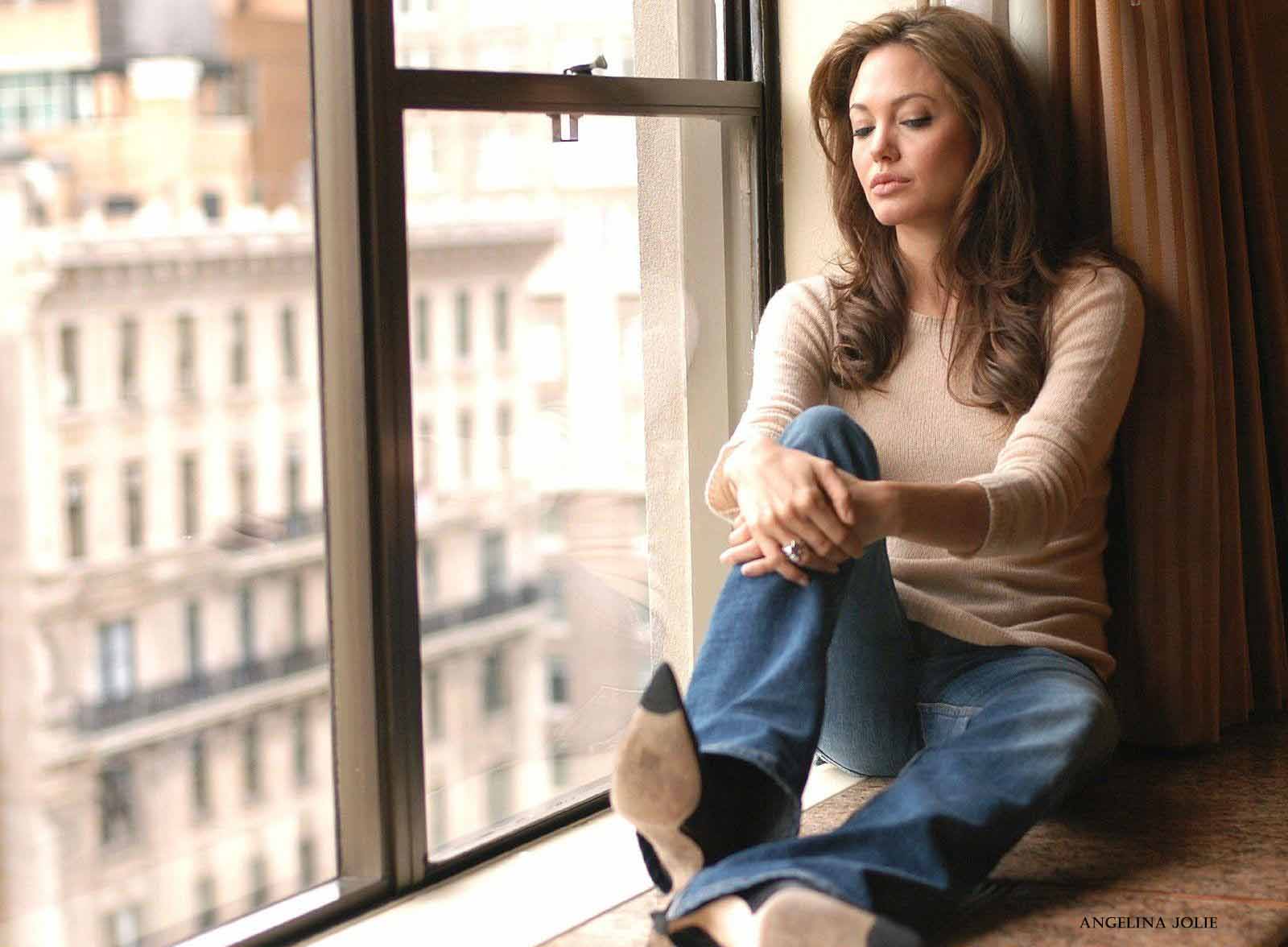 Angelina Jolie quyết định ly hôn sau 12 năm chung sống