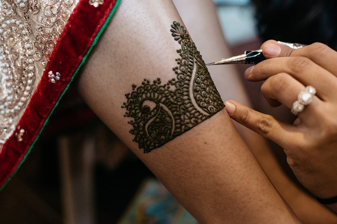 Nghệ sĩ vẽ henna cho cô dâu