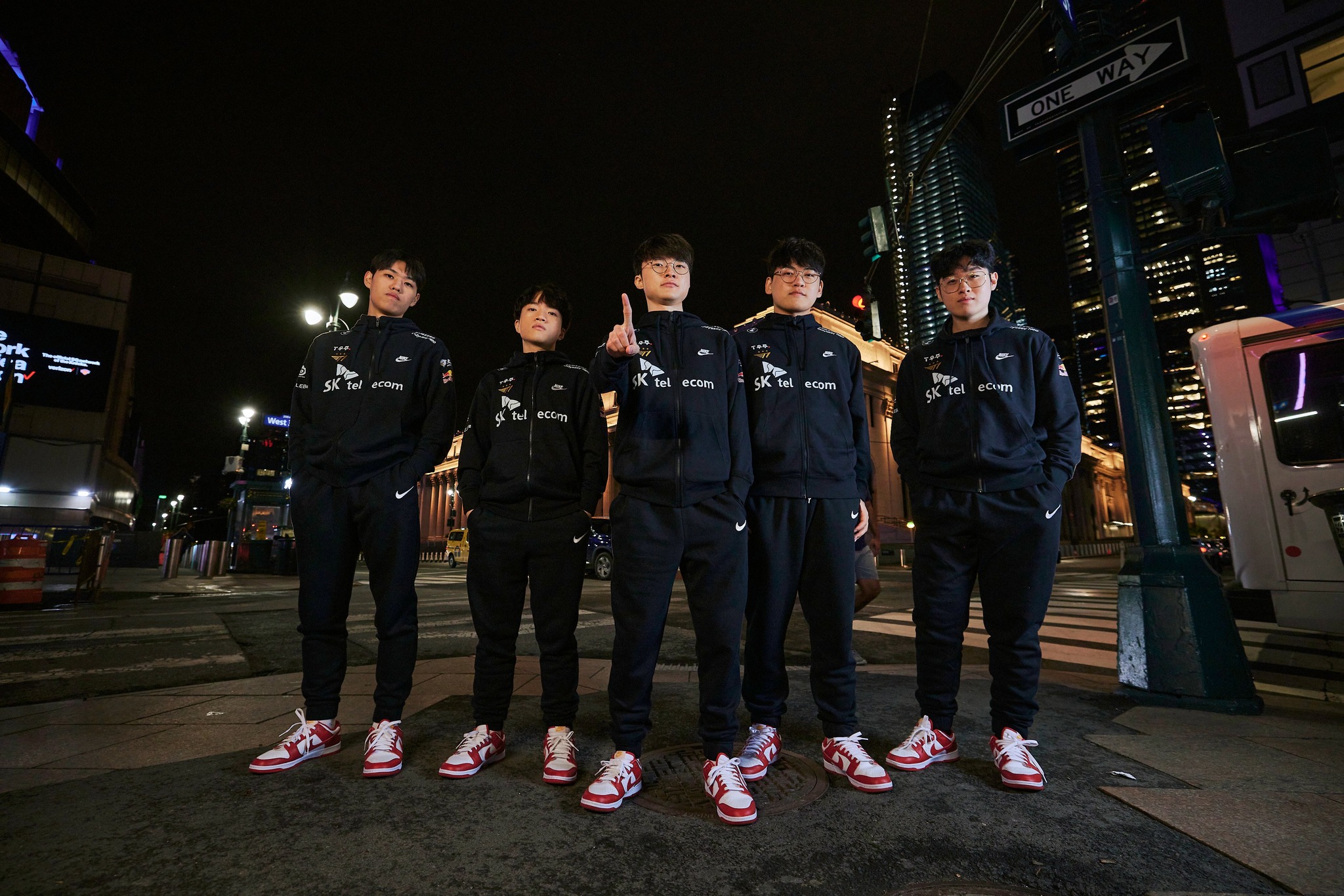 CKTG 2022: T1, EDG dắt nhau vào tứ kết