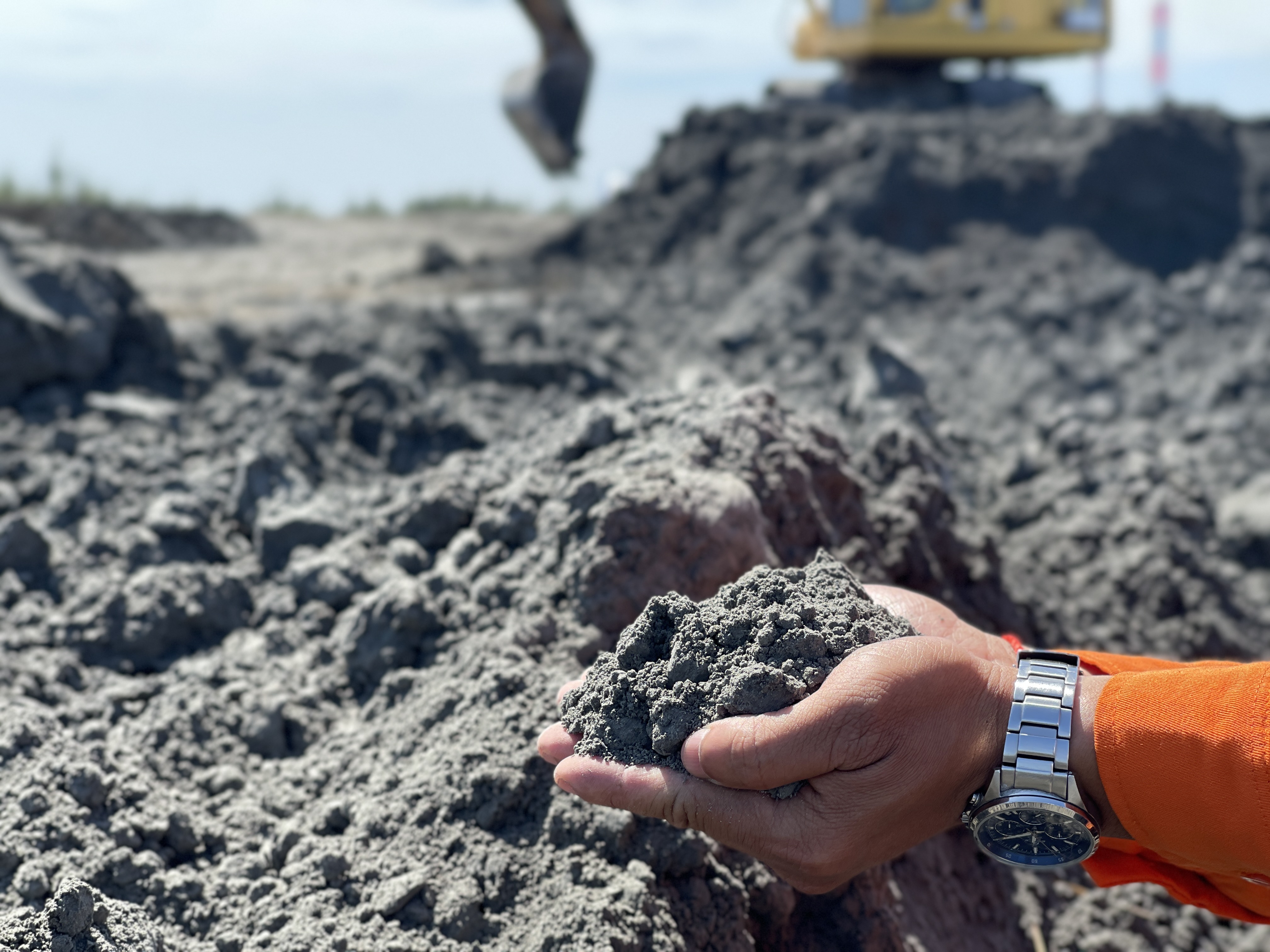 Khai thác bãi tro xỉ triệu đô để thay thế cát san lấp