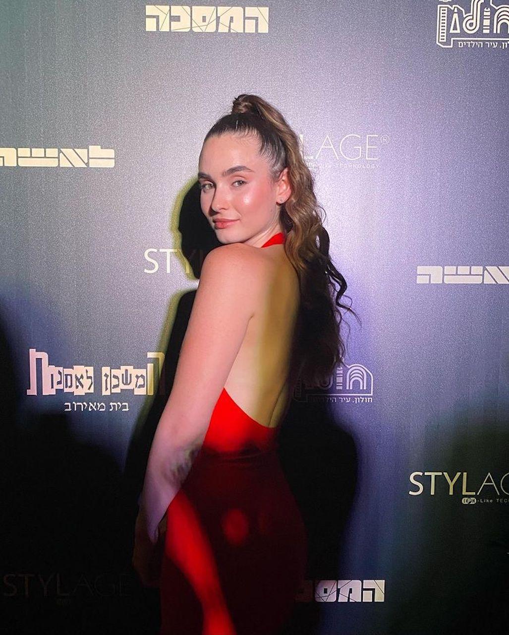 Nhan sắc ngọt ngào của cựu quân nhân đăng quang Hoa hậu Israel