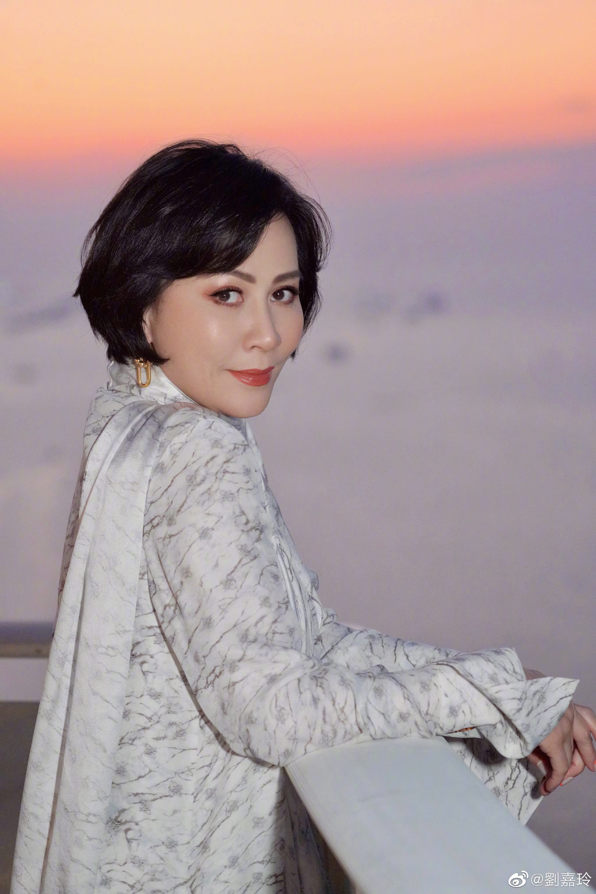 Choáng ngợp trước cuộc sống sang chảnh của Lưu Gia Linh ở tuổi U60