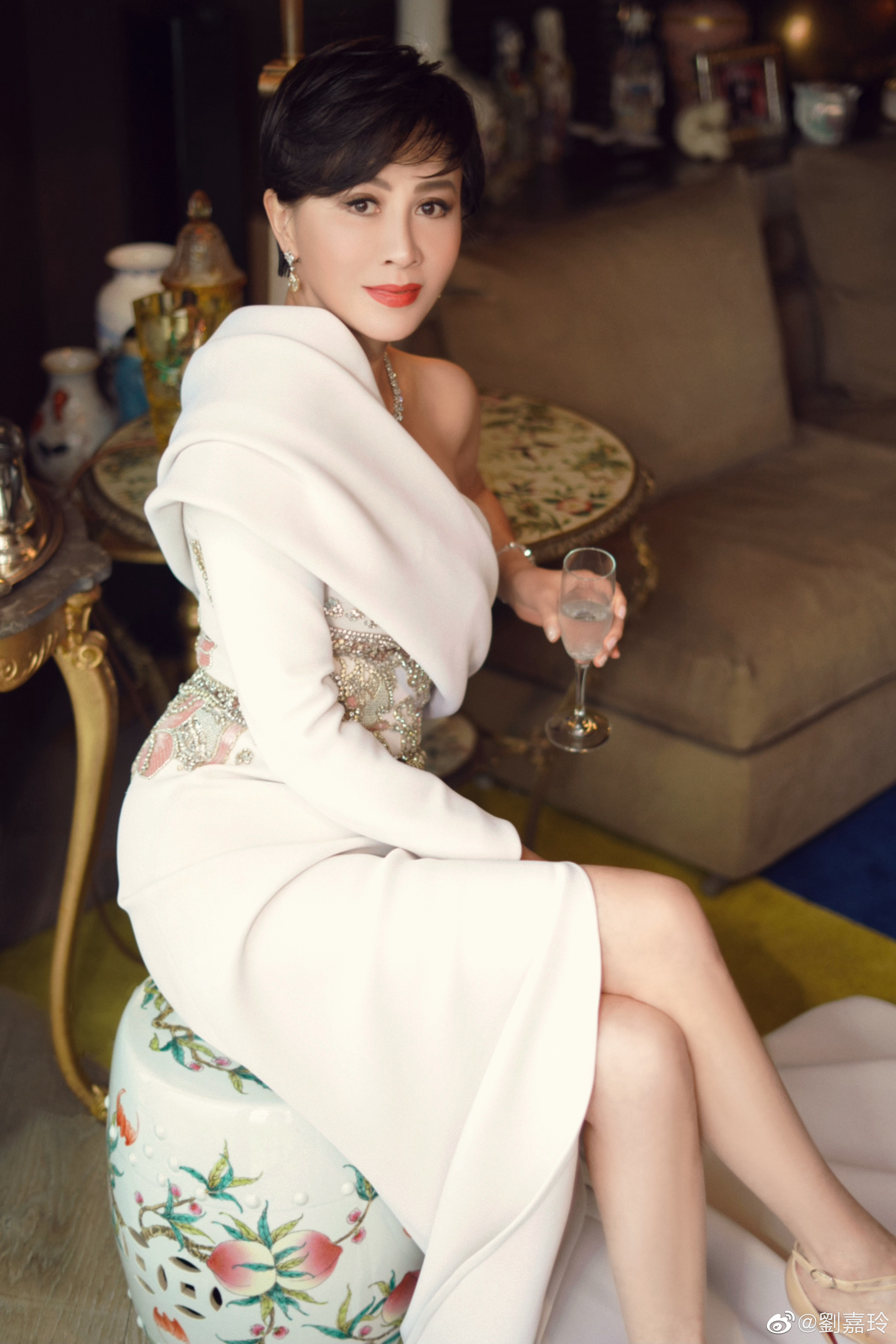 Choáng ngợp trước cuộc sống sang chảnh của Lưu Gia Linh ở tuổi U60