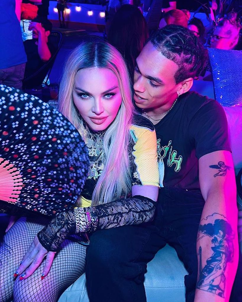Madonna tình tứ bên nam người mẫu kém 41 tuổi