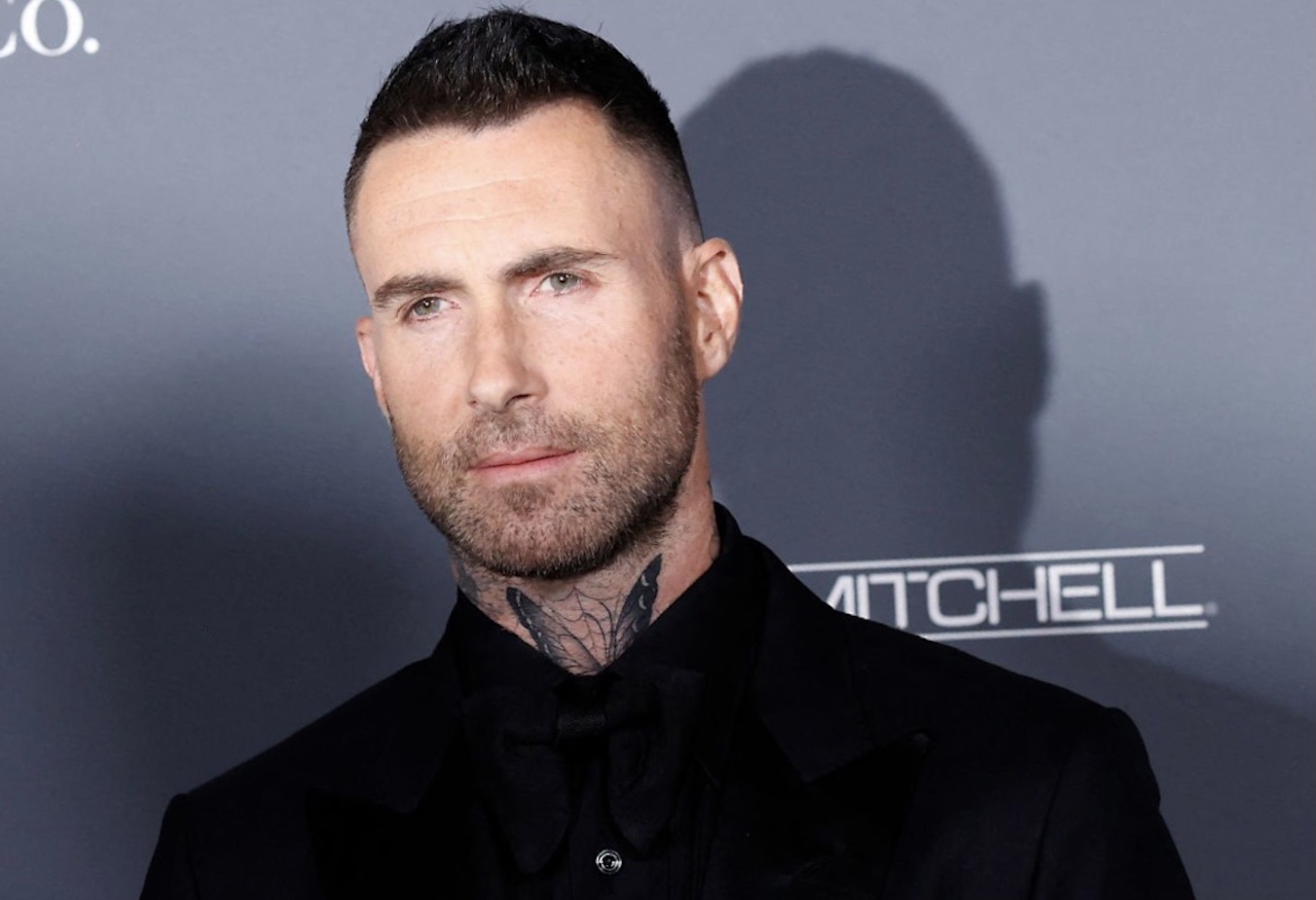 Adam Levine sụp đổ hình tượng vì lùm xùm ngoại tình