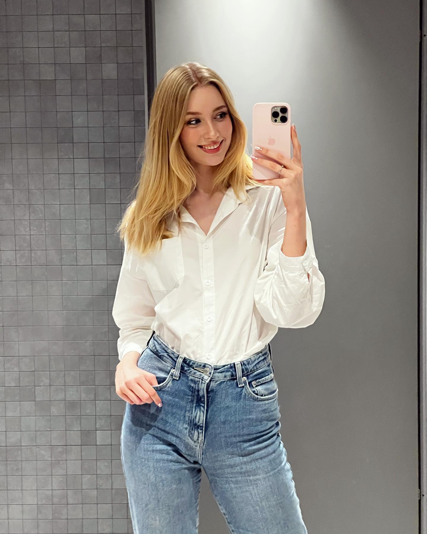 Nhan sắc cuốn hút của tân Hoa hậu Quốc tế