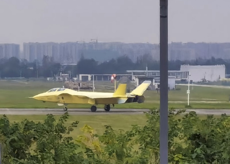 Trung Quốc sẽ tăng hỏa lực cho tiêm kích J-20 bằng UAV bầy đàn?