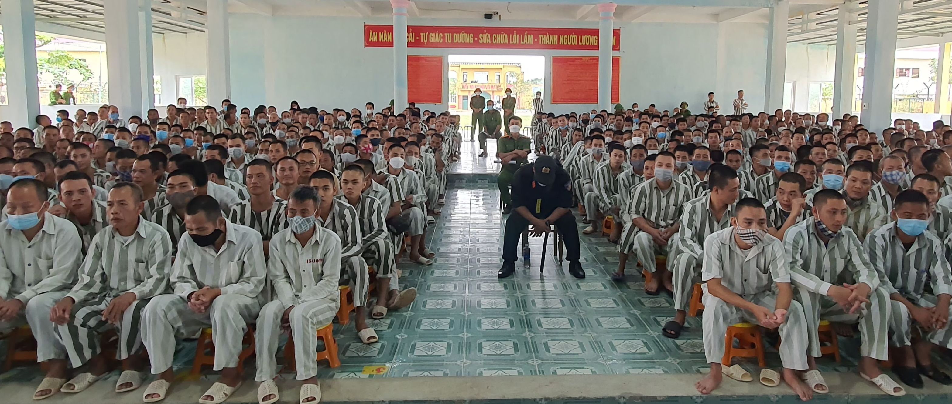 700 phạm nhân bày tỏ trở thành công dân có ích khi rời khỏi cổng trại giam