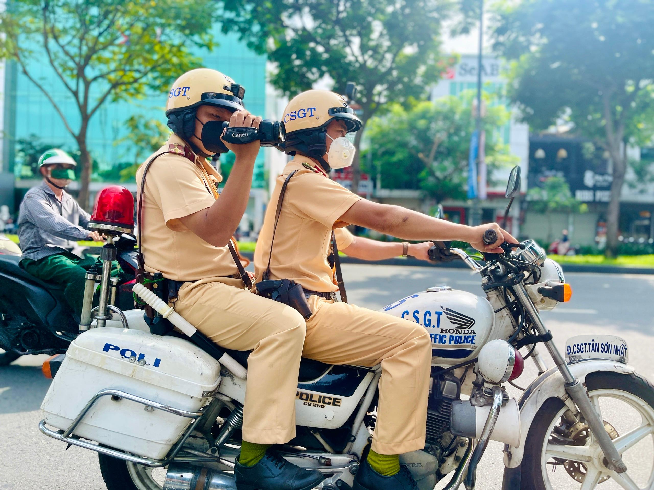 CSGT TP.HCM tăng cường xử phạt trực tiếp, 'phạt nguội' trước cổng sân ...