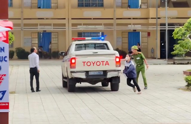 CSGT Lâm Đồng dùng xe đặc chủng đưa thí sinh về lấy giấy tờ, kịp dự thi