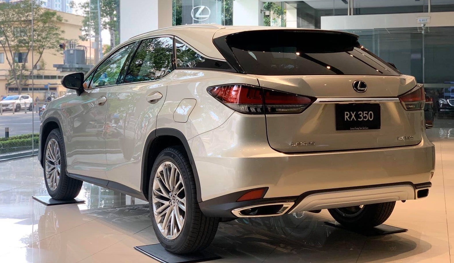 Lexus RX 350 2020 có giá 4,12 tỉ đồng tại Việt Nam