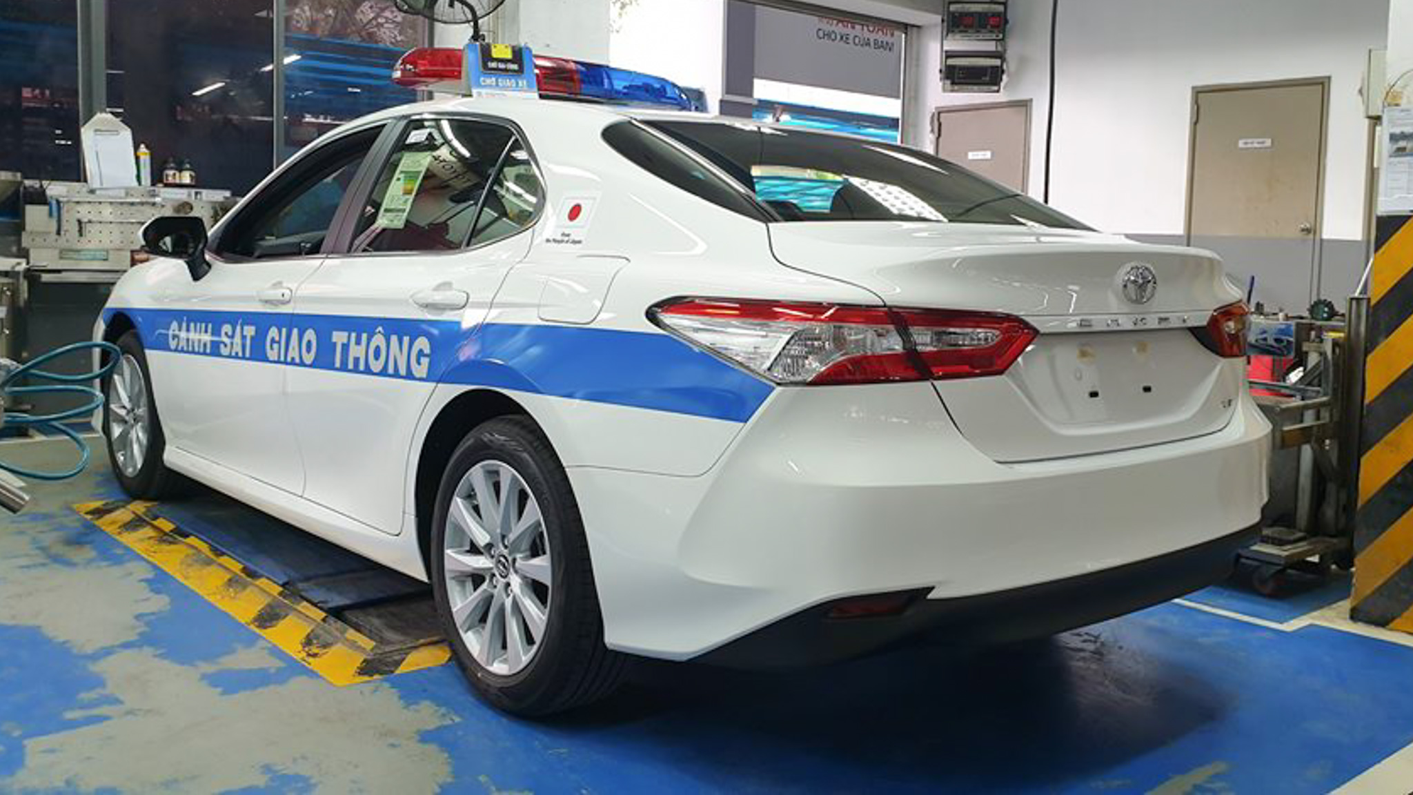 Sau VinFast Lux, đến lượt Toyota Camry 2020 được chọn làm xe CSGT