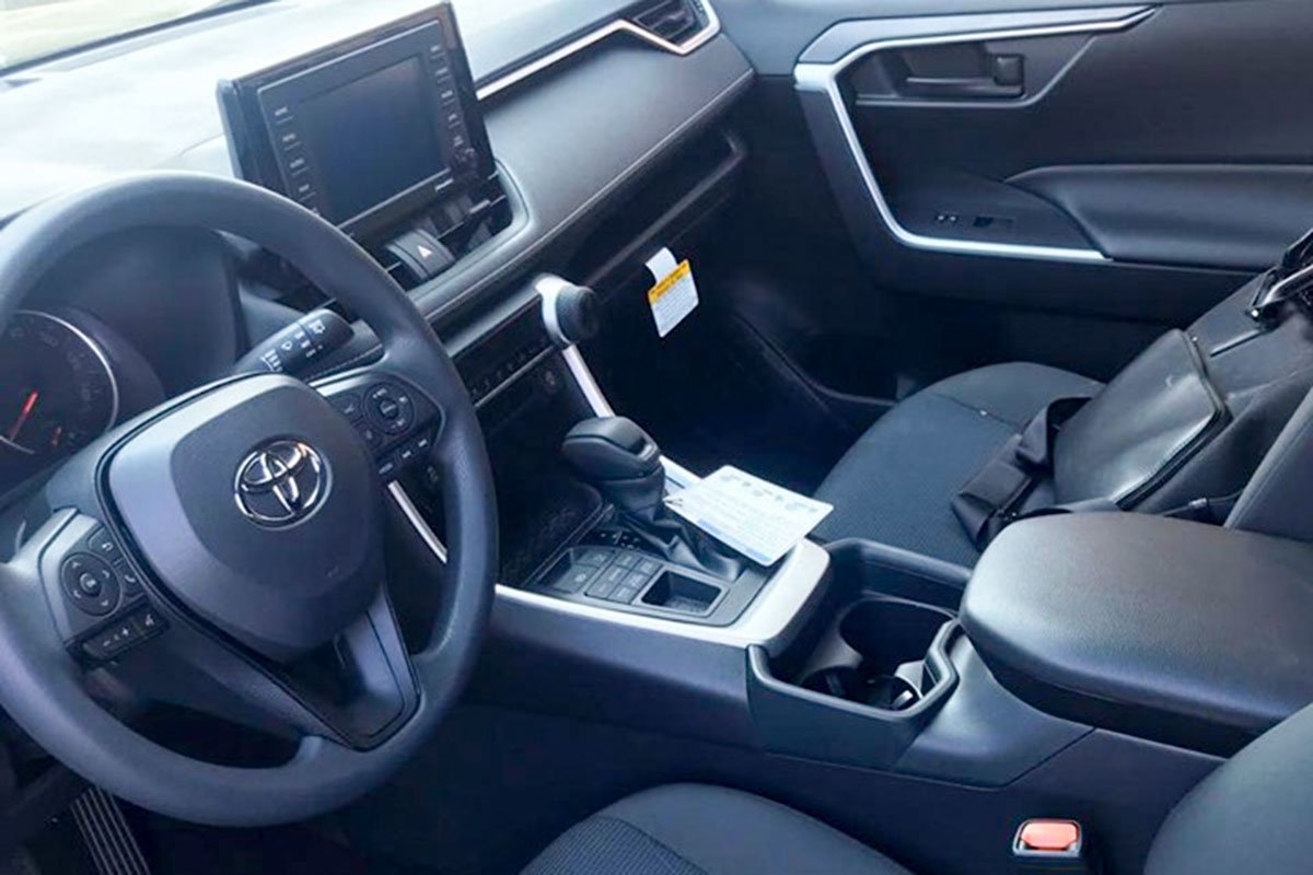 Toyota RAV4 LE 2020 phiên bản 'giá rẻ' về Việt Nam