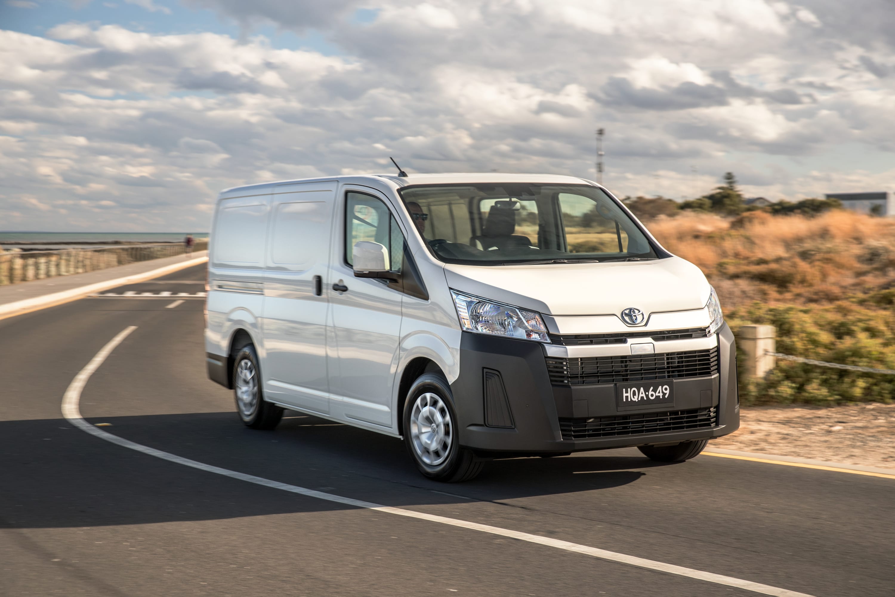 'Cá mập' Toyota Hiace có thêm bản động cơ Hybrid