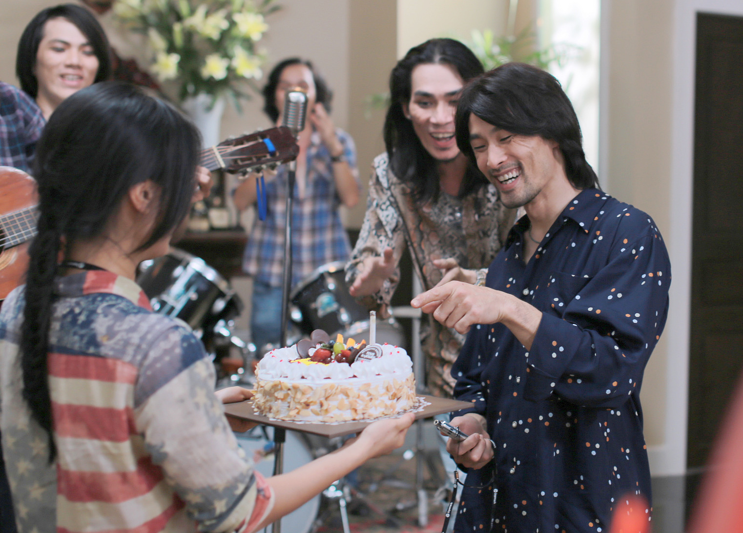 Nhung Kate tổ chức sinh nhật cho Johnny Trí Nguyễn trên phim trường