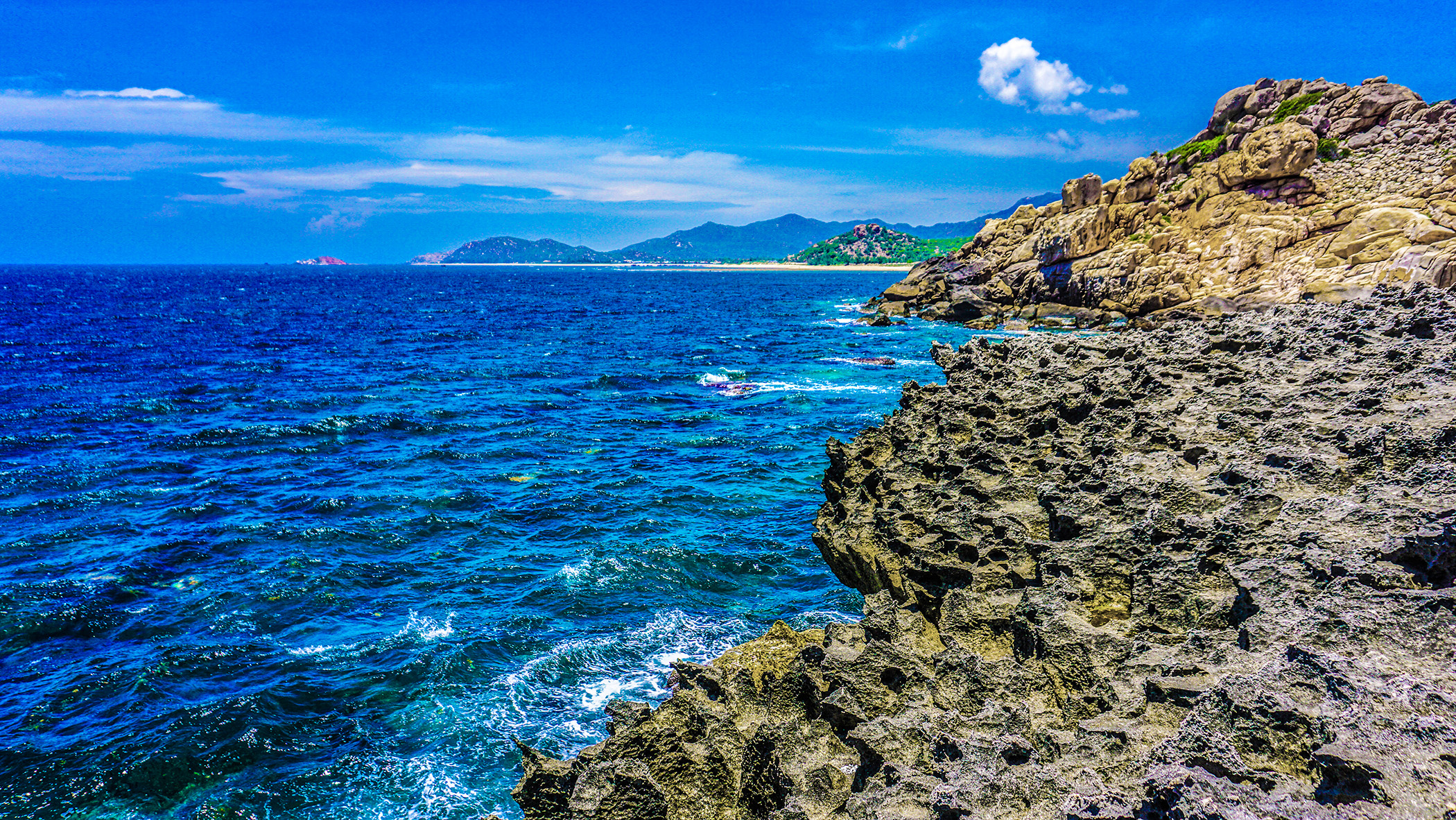 Hoang sơ và kỳ vĩ hang Rái