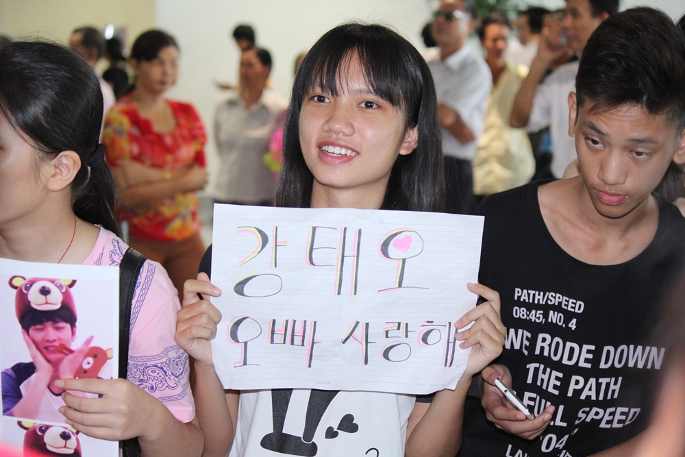 Fan nữ gào thét, đập cửa xe đòi gặp Kang Tae Oh ở sân bay Nội Bài