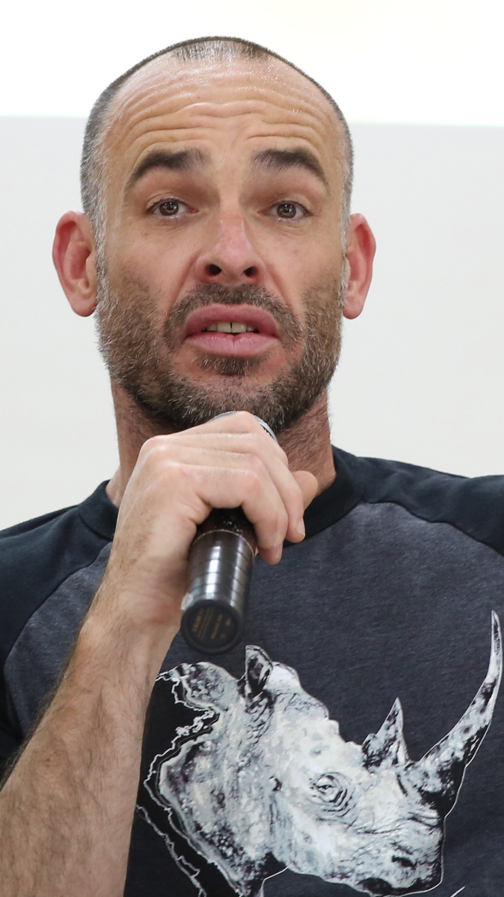 Ngôi sao phim 'Arrow' xuất hiện giản dị tại Hà Nội