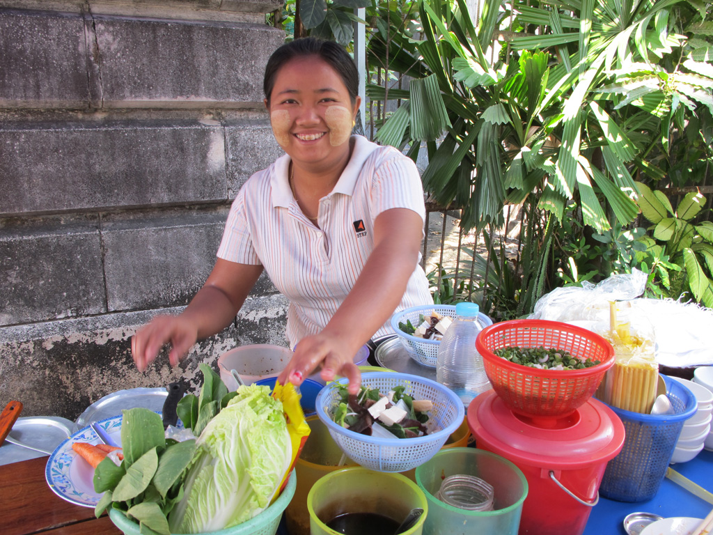 Mì shan truyền thống trên phố Yangon