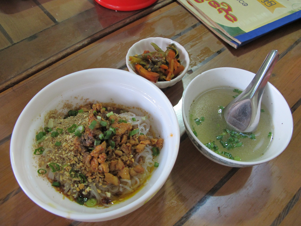 Mì shan truyền thống trên phố Yangon