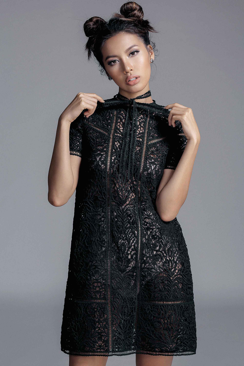 'Bản sao Angelina Jolie' khoe dáng nóng bỏng với trang phục xuyên thấu