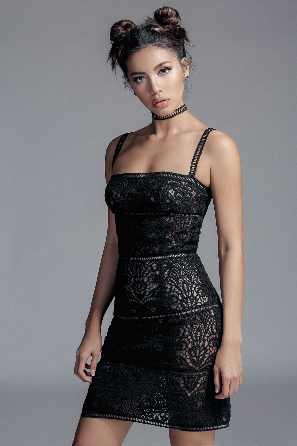 'Bản sao Angelina Jolie' khoe dáng nóng bỏng với trang phục xuyên thấu