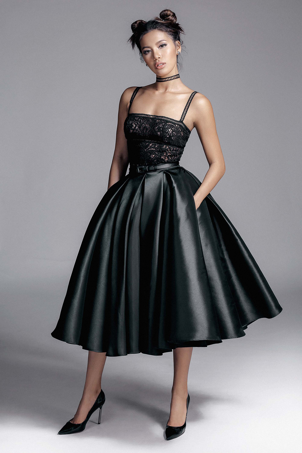 'Bản sao Angelina Jolie' khoe dáng nóng bỏng với trang phục xuyên thấu