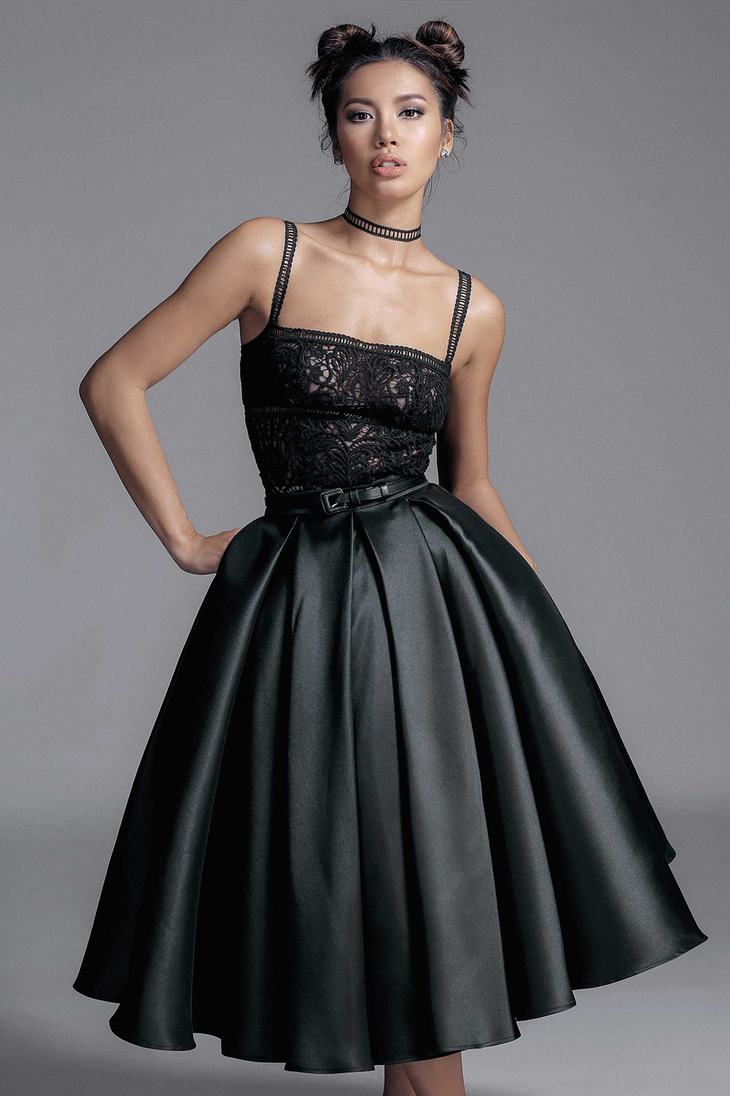 'Bản sao Angelina Jolie' khoe dáng nóng bỏng với trang phục xuyên thấu