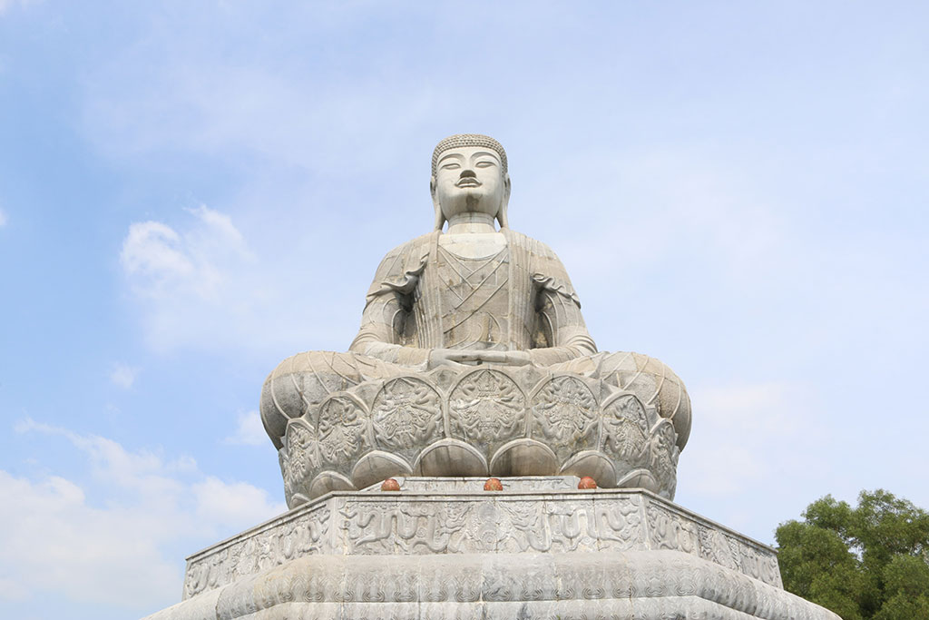 Leo núi Phật Tích ngắm tượng A-di-đà