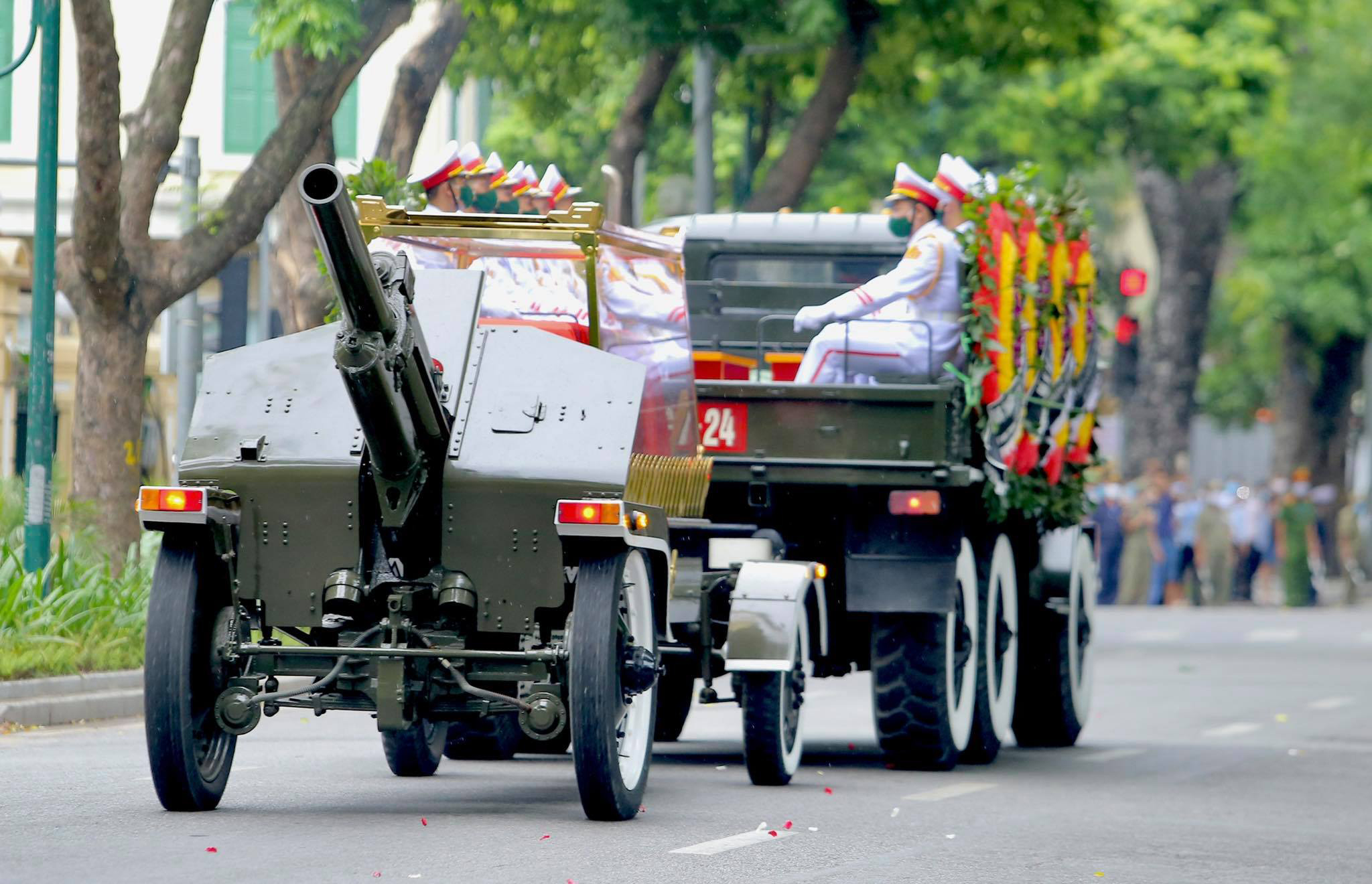 Cận cảnh linh xa đưa nguyên Tổng bí thư Lê Khả Phiêu về nơi an nghỉ ...