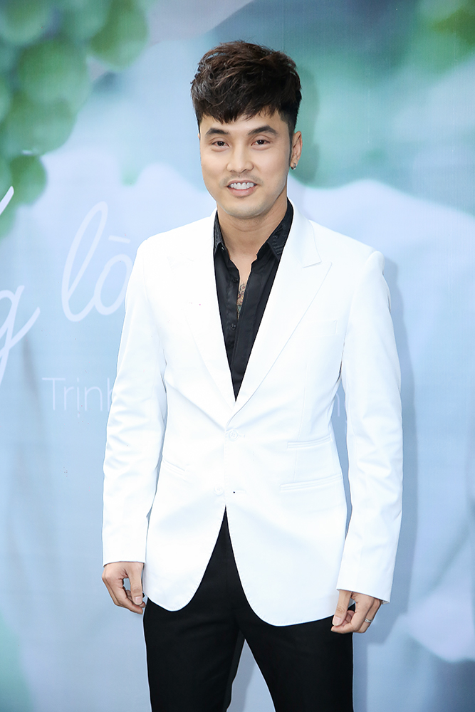 Hoàng Tôn công khai xuất hiện sau khi thừa nhận phẫu thuật thẩm mỹ