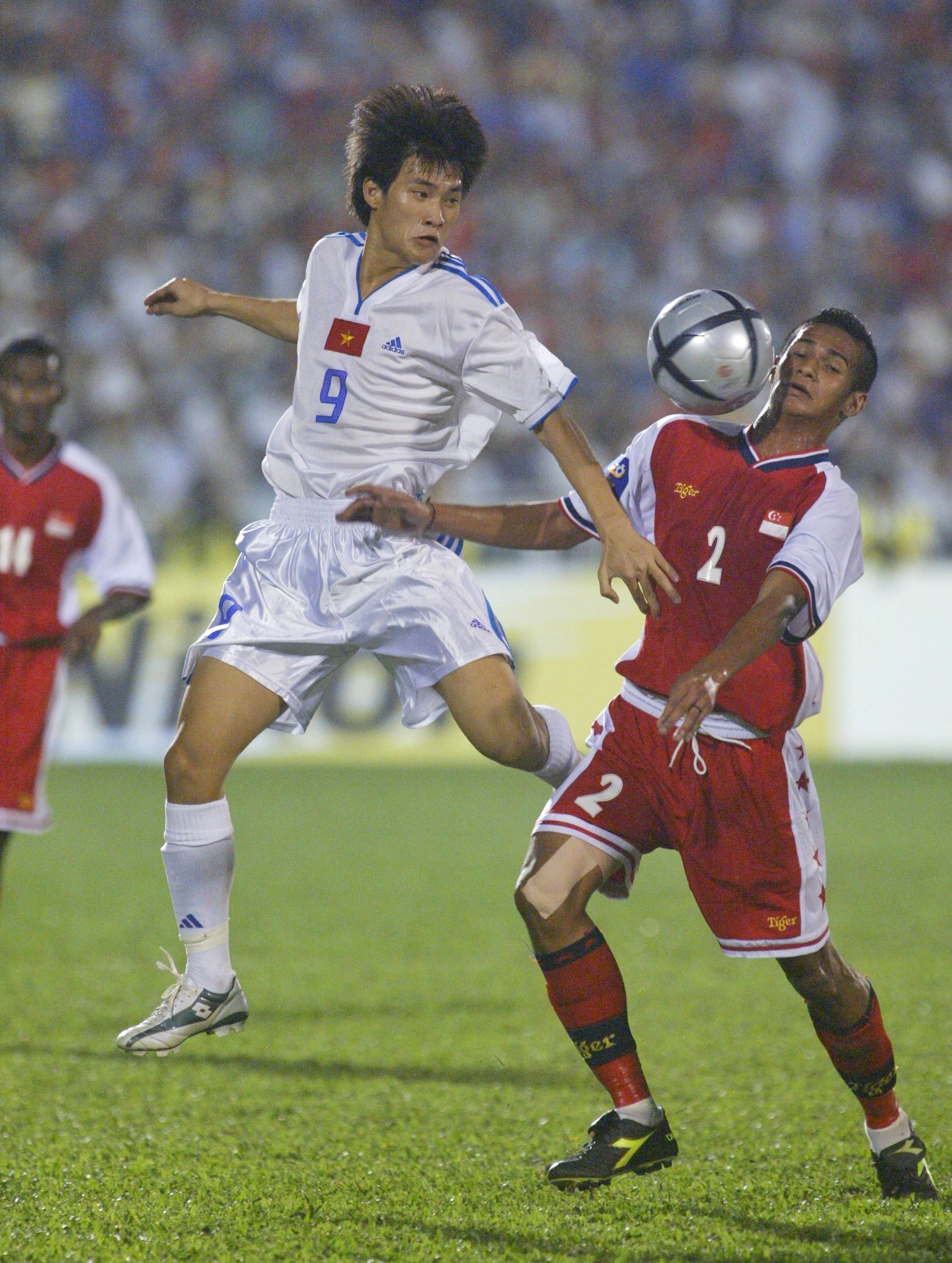 [TRUYỀN HÌNH]: Lê Công Vinh giao lưu và ký áo tặng người hâm mộ