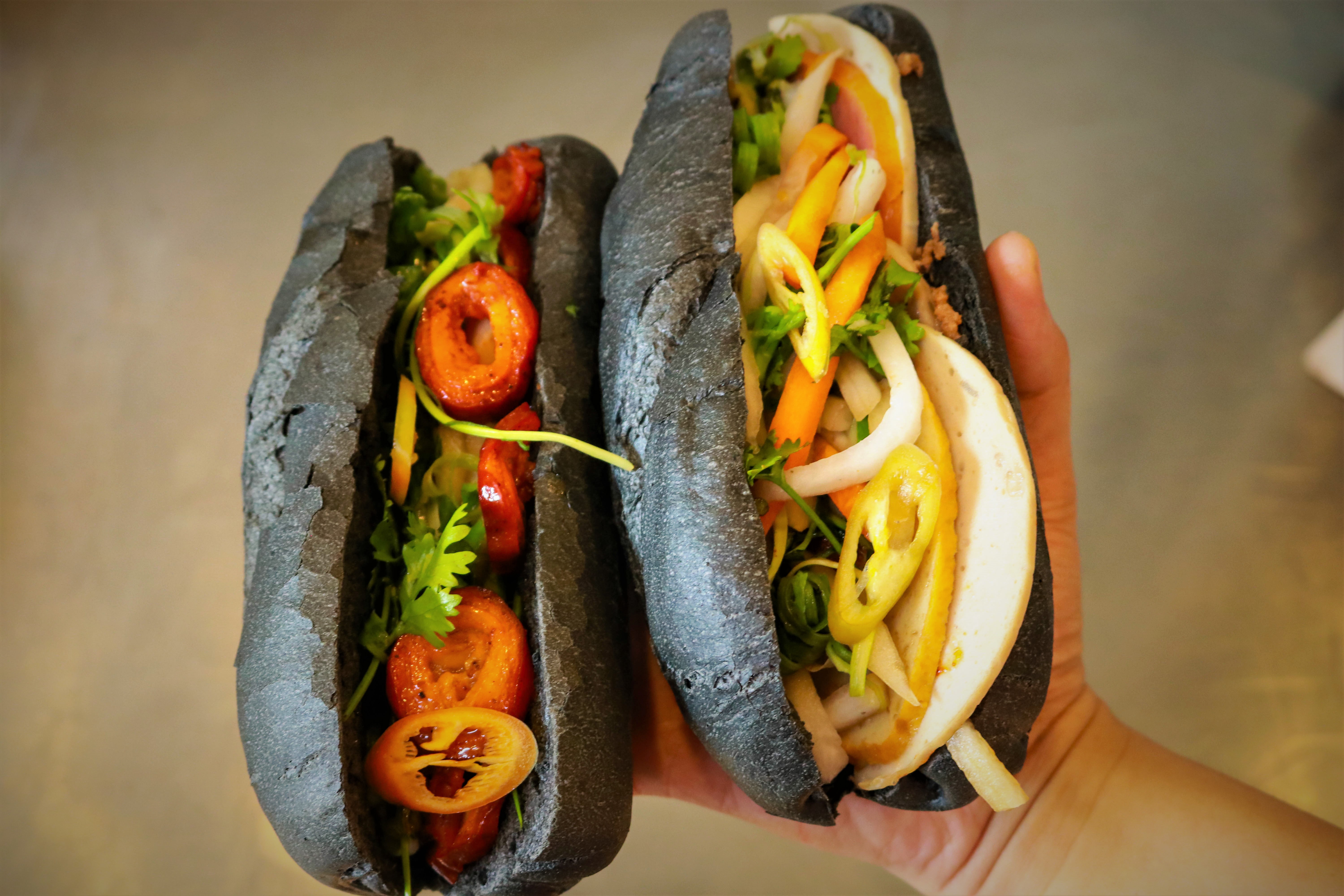 Bánh mì “đen như than” vừa xuất hiện đã gây sốt tại Sài Gòn