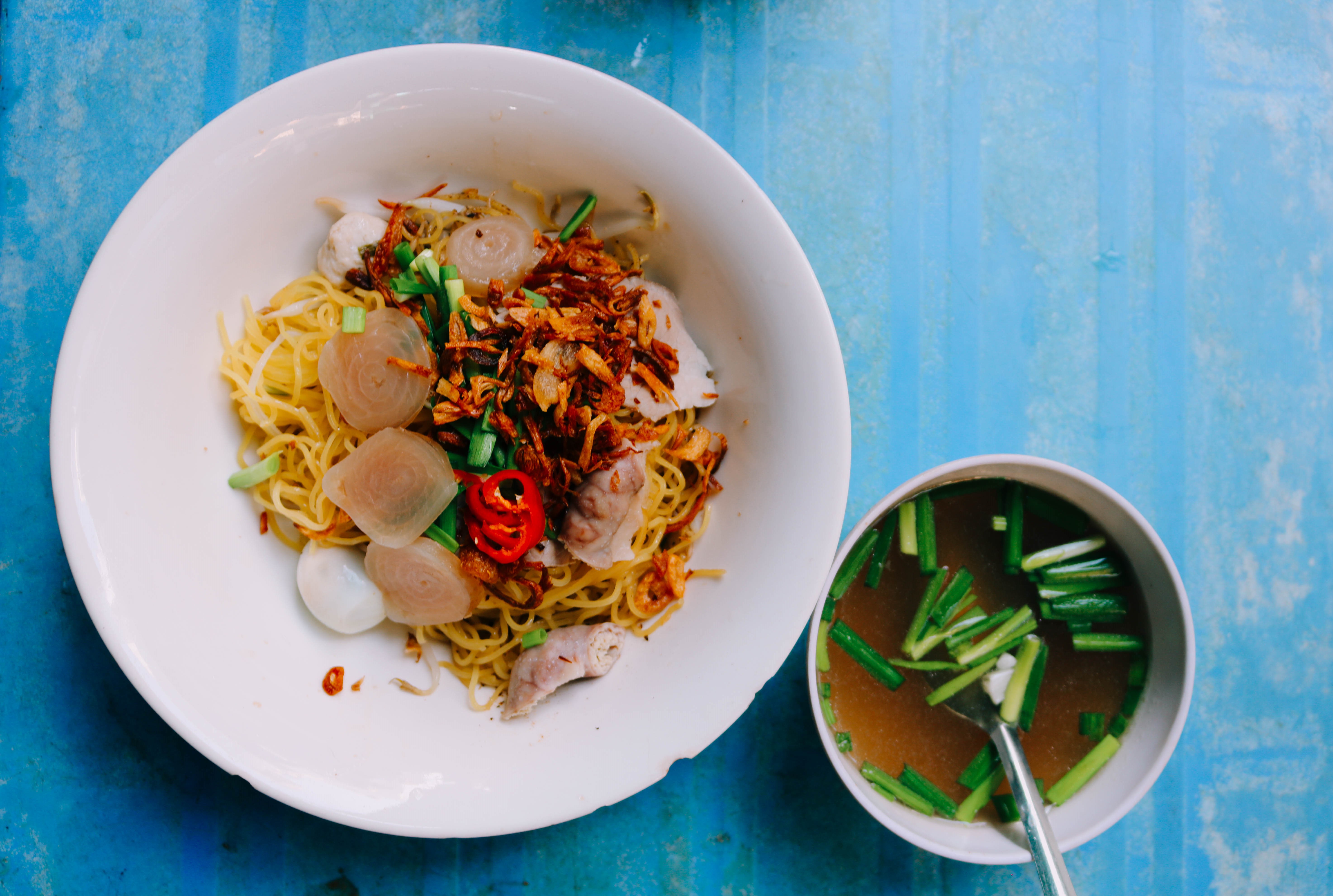 Lạ miệng với món mì trộn da heo xoắn ở Sài Gòn