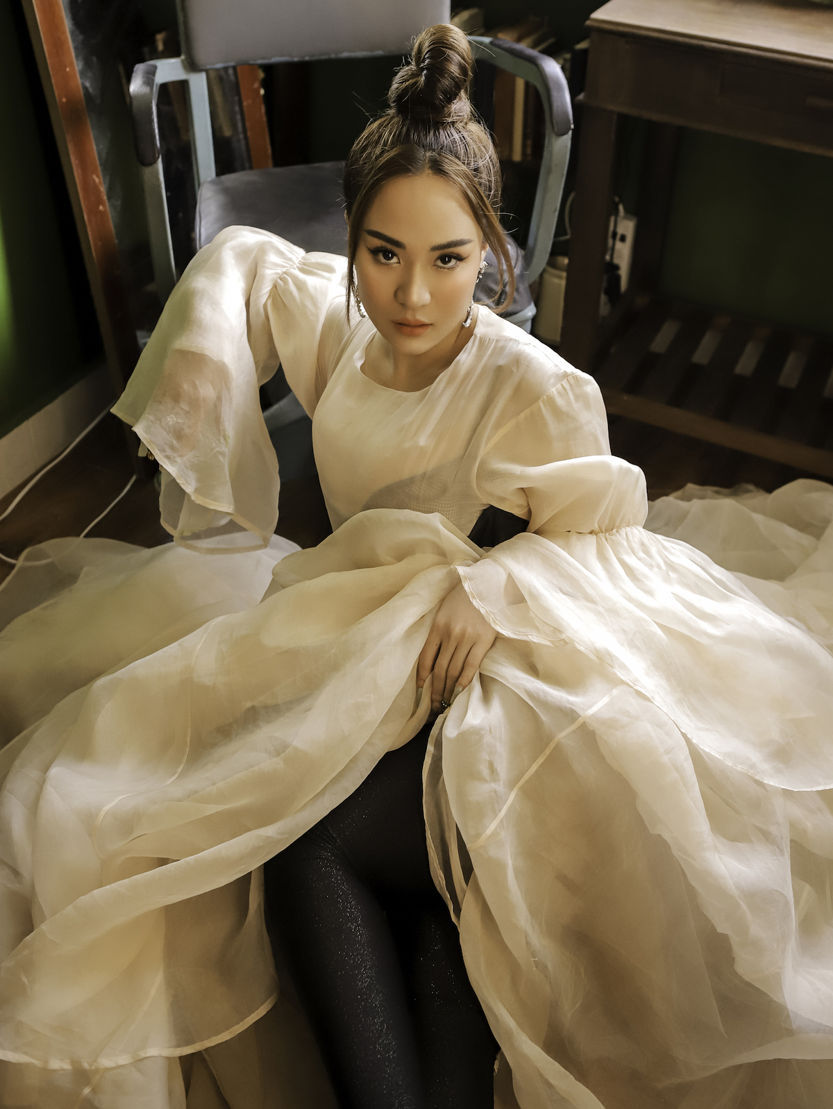 Ánh Linh bị 'ném đá', ám ảnh mỗi đêm khi được Hoài Linh nhận làm con nuôi