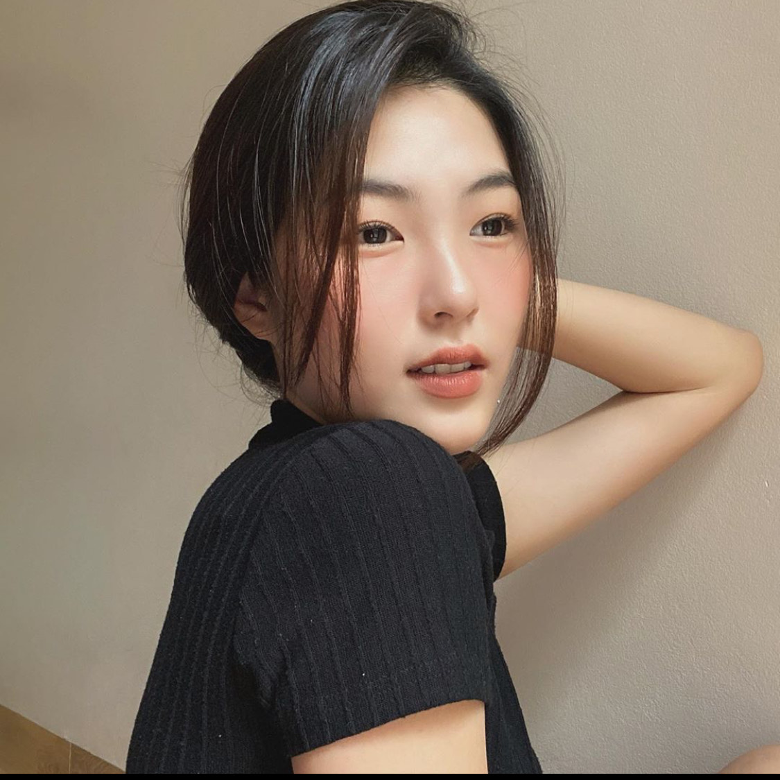 Mỹ nữ khiến Jack lao đao trong MV 'Hoa hải đường' là ai?