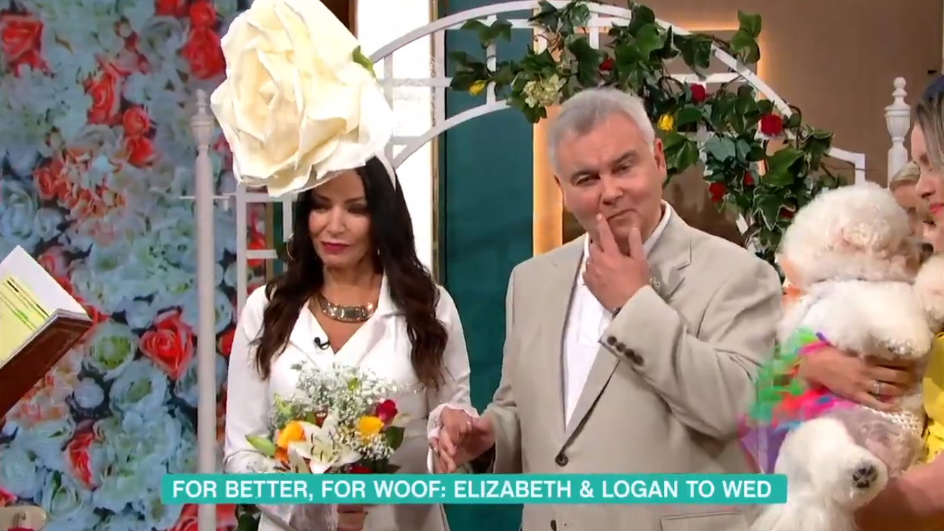 Sau 220 lần hẹn hò thất bại, cựu người mẫu kết hôn với chó trên truyền hình