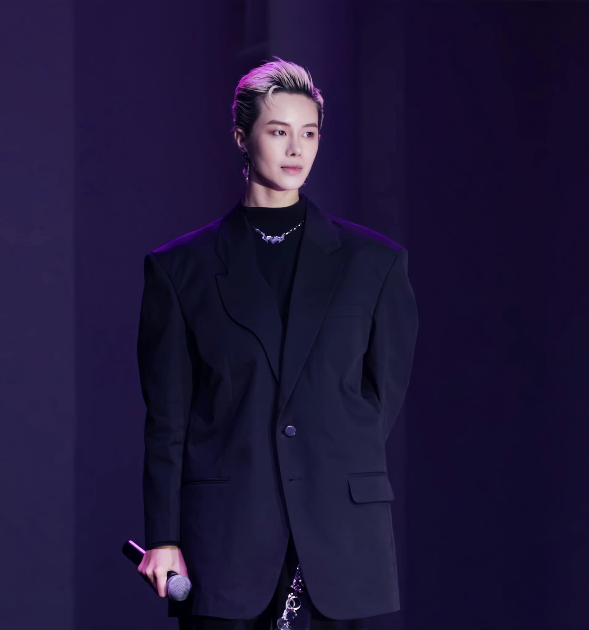 Hà Kino: Cộng đồng mạng 'dìm' tôi xuống, các chị đẹp kéo tôi lên