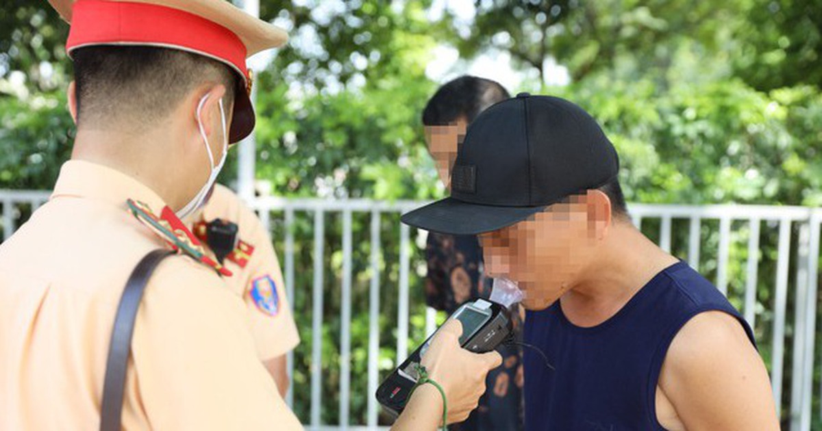 Uống nước trái cây lên men, lái xe có bị CSGT phạt không?