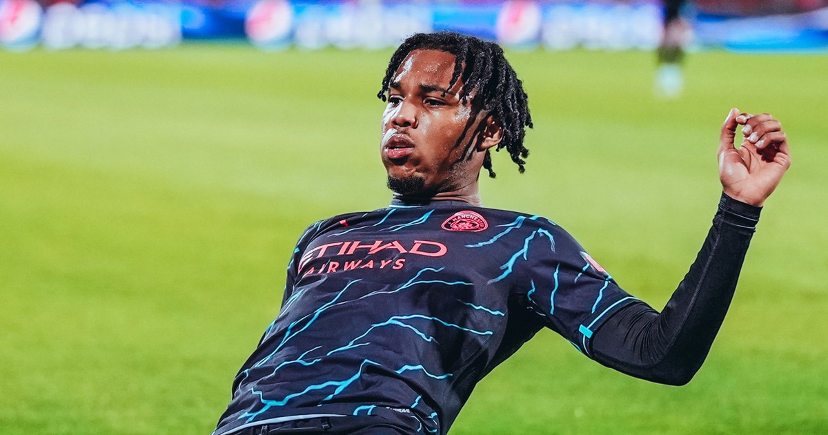 HLV Pep Guardiola sốc với cậu bé nhặt bóng ghi bàn cho Man City