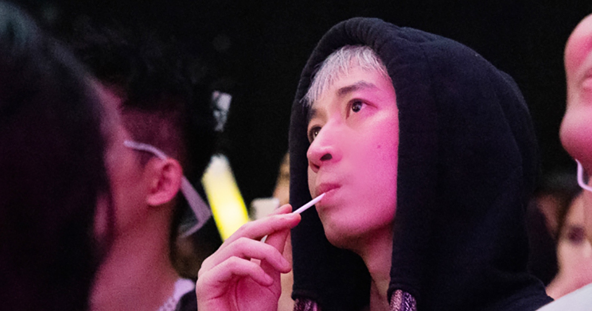 Karik trùm kín mít đến ủng hộ B Ray