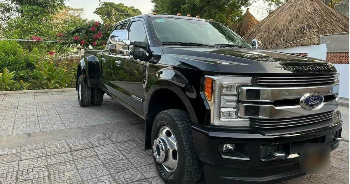 Bắt gặp siêu bán tải Ford F-350 2017 duy nhất tại Việt Nam