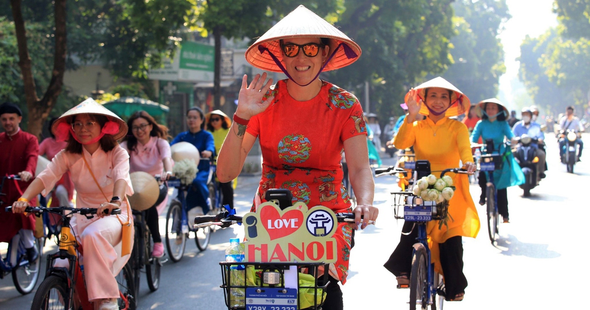 Người dân Hà Nội và du khách nước ngoài đạp xe, diễu hành áo dài chào ...
