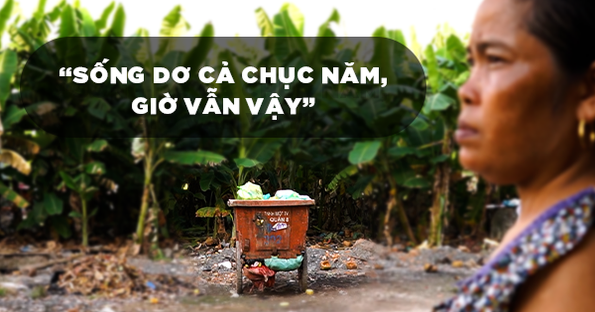 Người dân vật vã né ổ gà, chịu đựng rác thải hôi thối suốt 20 năm