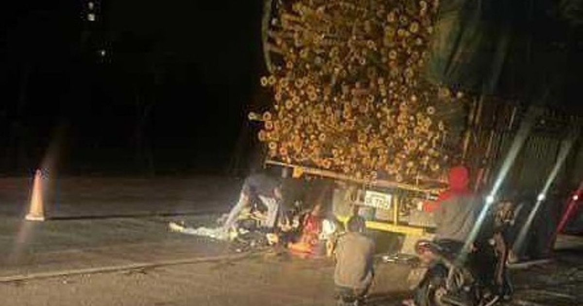Xe máy tông vào xe tải dừng bên đường, 2 người tử vong