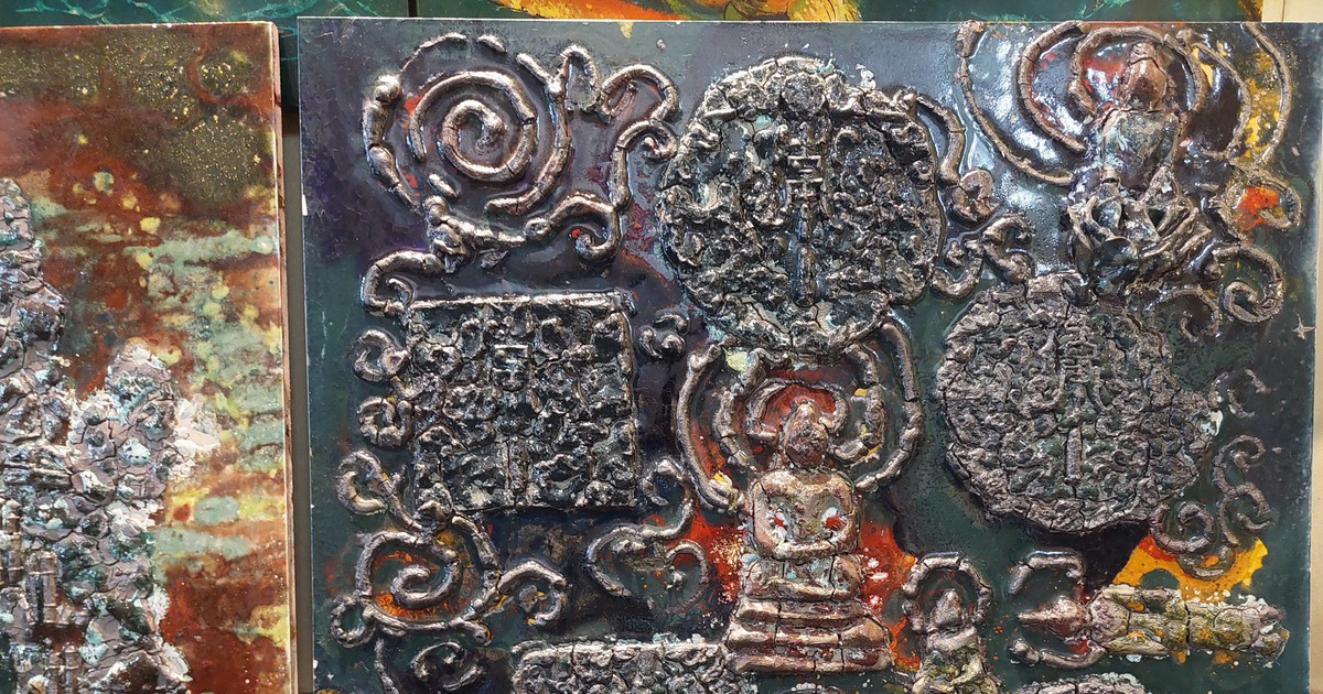 Độc lạ tranh, tượng được làm từ đất sét pha bột đồng